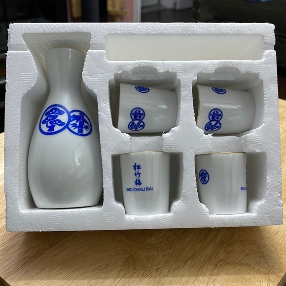 Sho Chiku Bai | Kitchen | Vintage Sho Chiku Bai White Blue Sake Saki Set Carafe 4 Cups Made In ...